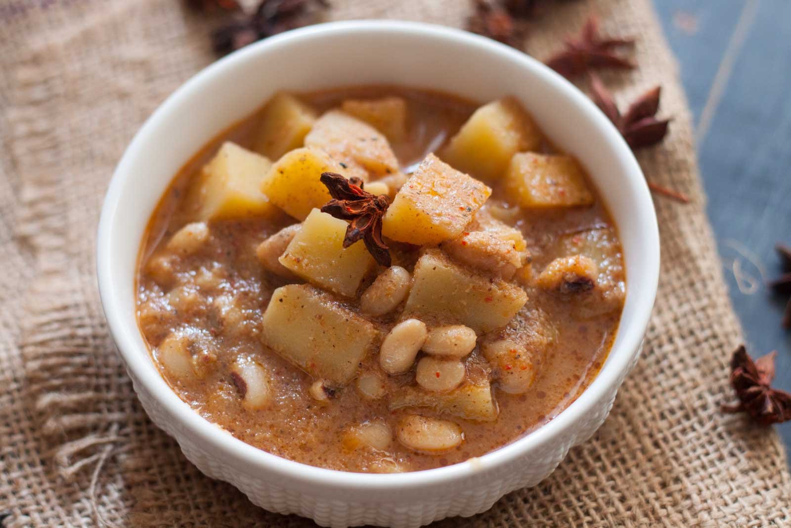 Goan Style Tonak Alsanyache Recipe (Black eyed beans cook... | Archana ...