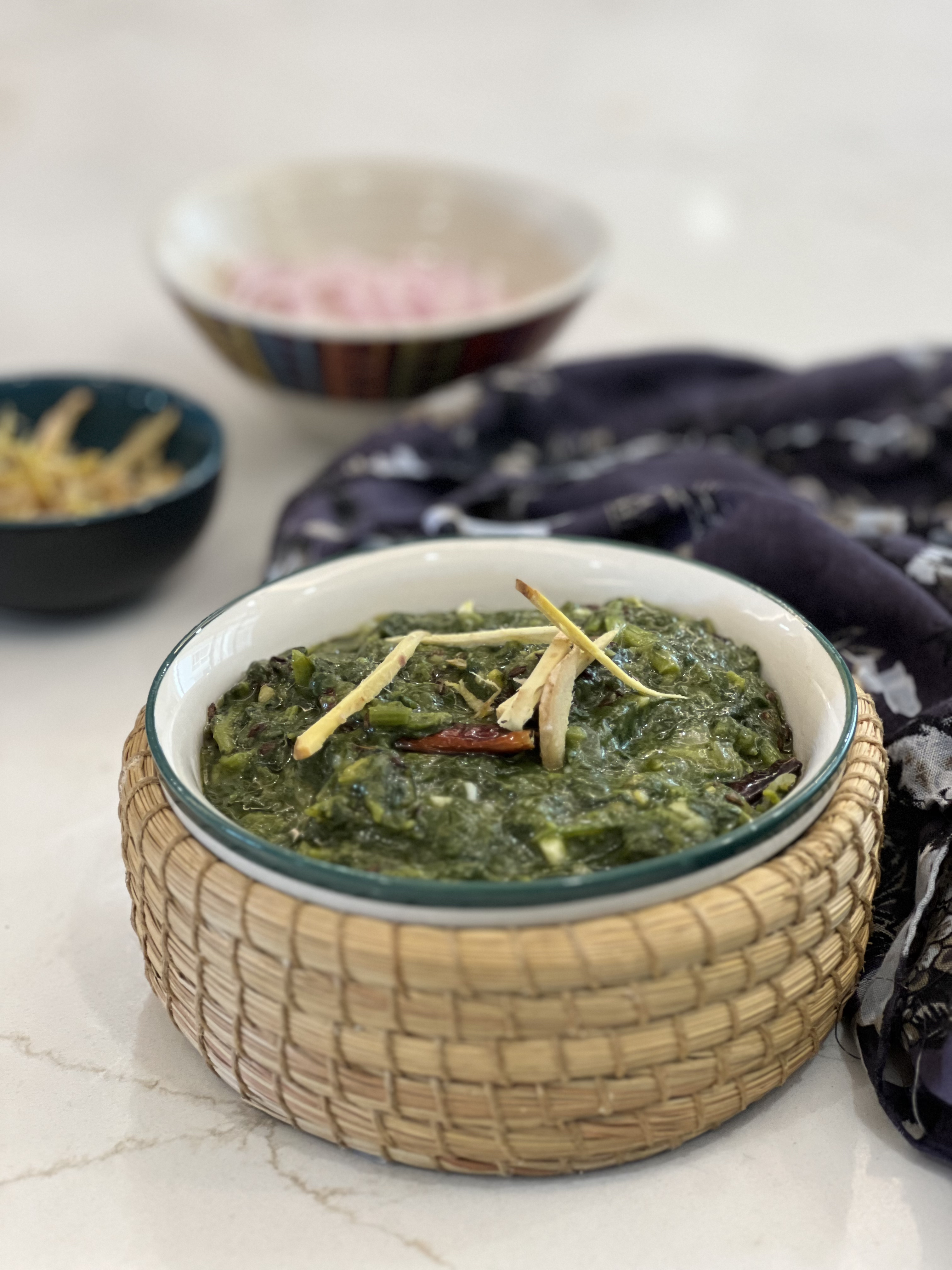 sarson ka saag leaves