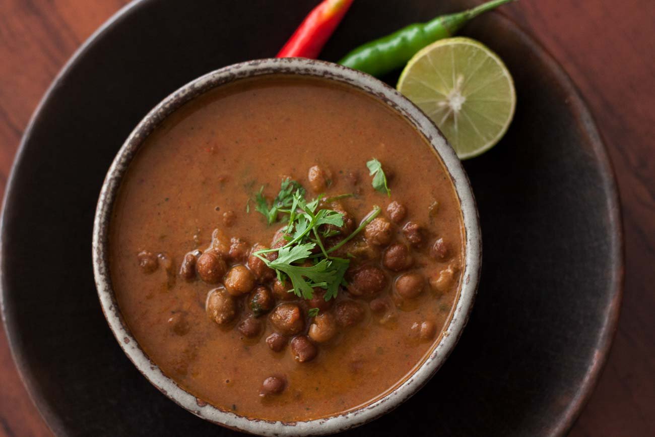 Karnataka Style Kadle Kaalu Saru Recipe (Black Chickpea C... | Archana ...