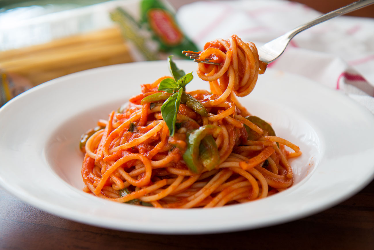 Easy Spaghetti Recipe In Creamy Tomato Sauce | Vegetarian... | Archana ...